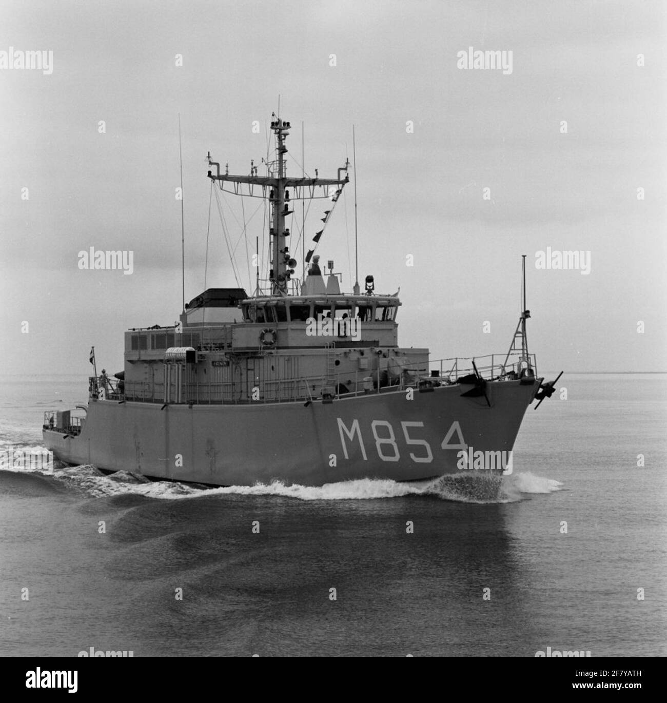 TripARtite Mine hunter Hr.Ms. Harlingen M 854 (1984-2002 Stock Photo ...
