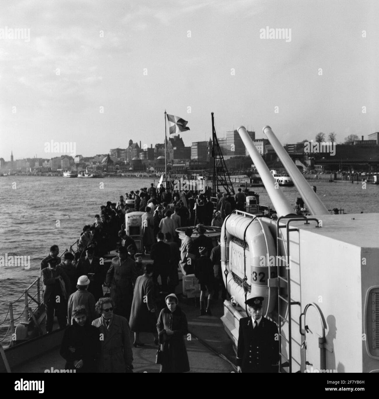 Cruiser Hr.Ms. The seven provinces (C 802) visited the port of Hamburg ...