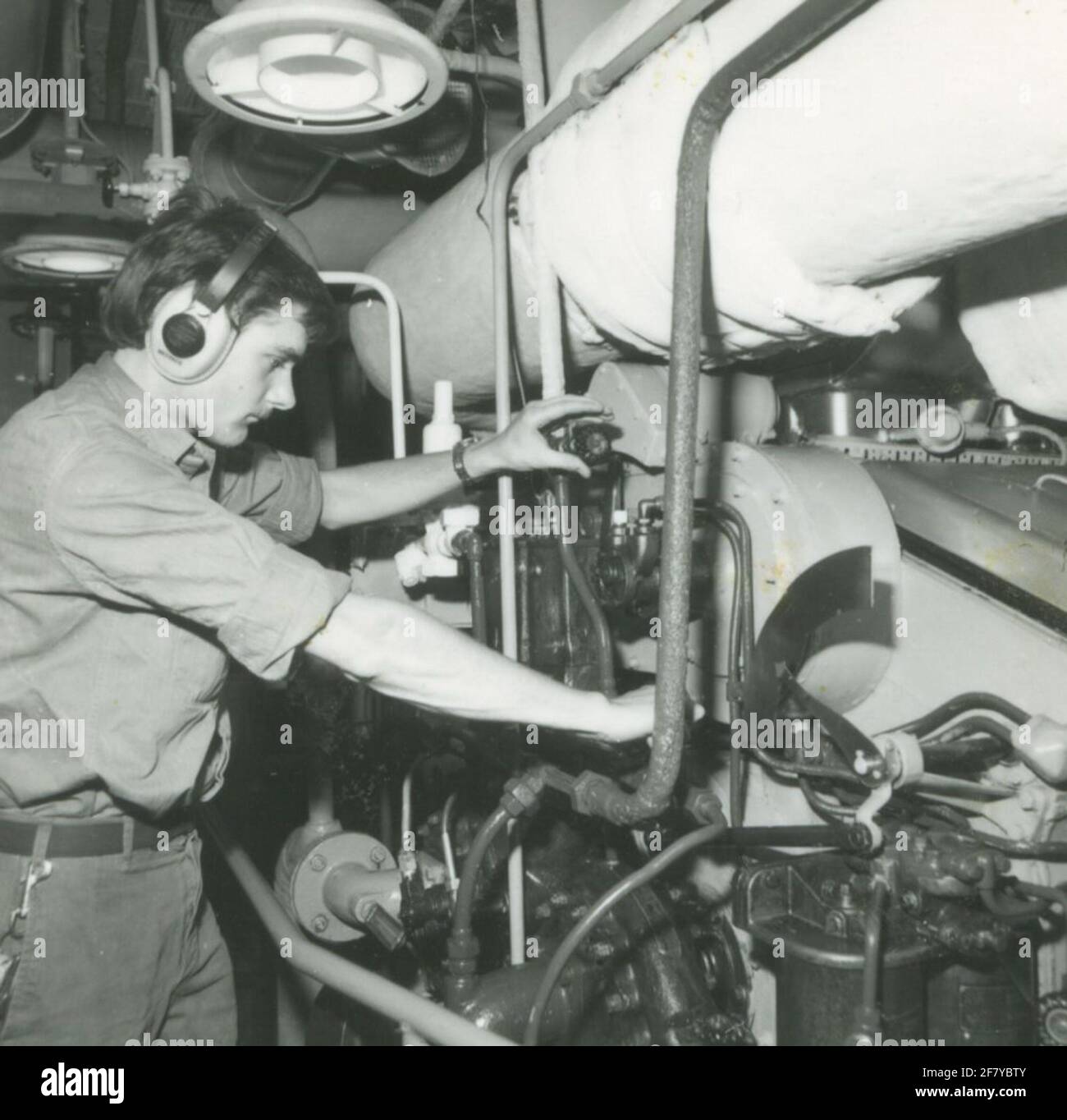 Work by technical service on board Wolf-Class Frigate Hr.Ms. Jaguar ...