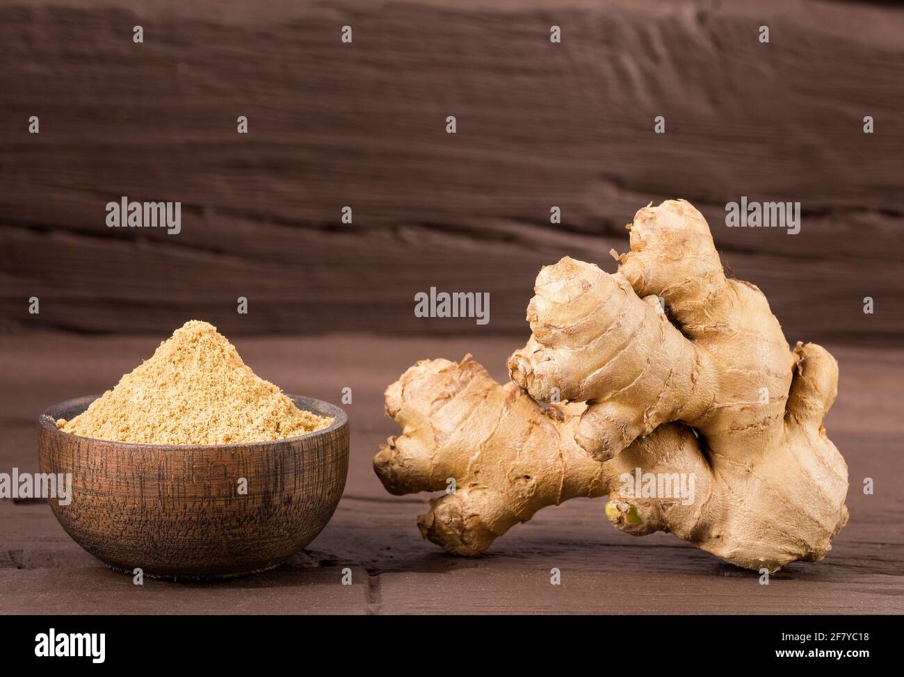 Ginger root and ginger powder - Zingiber officinale Stock Photo - Alamy