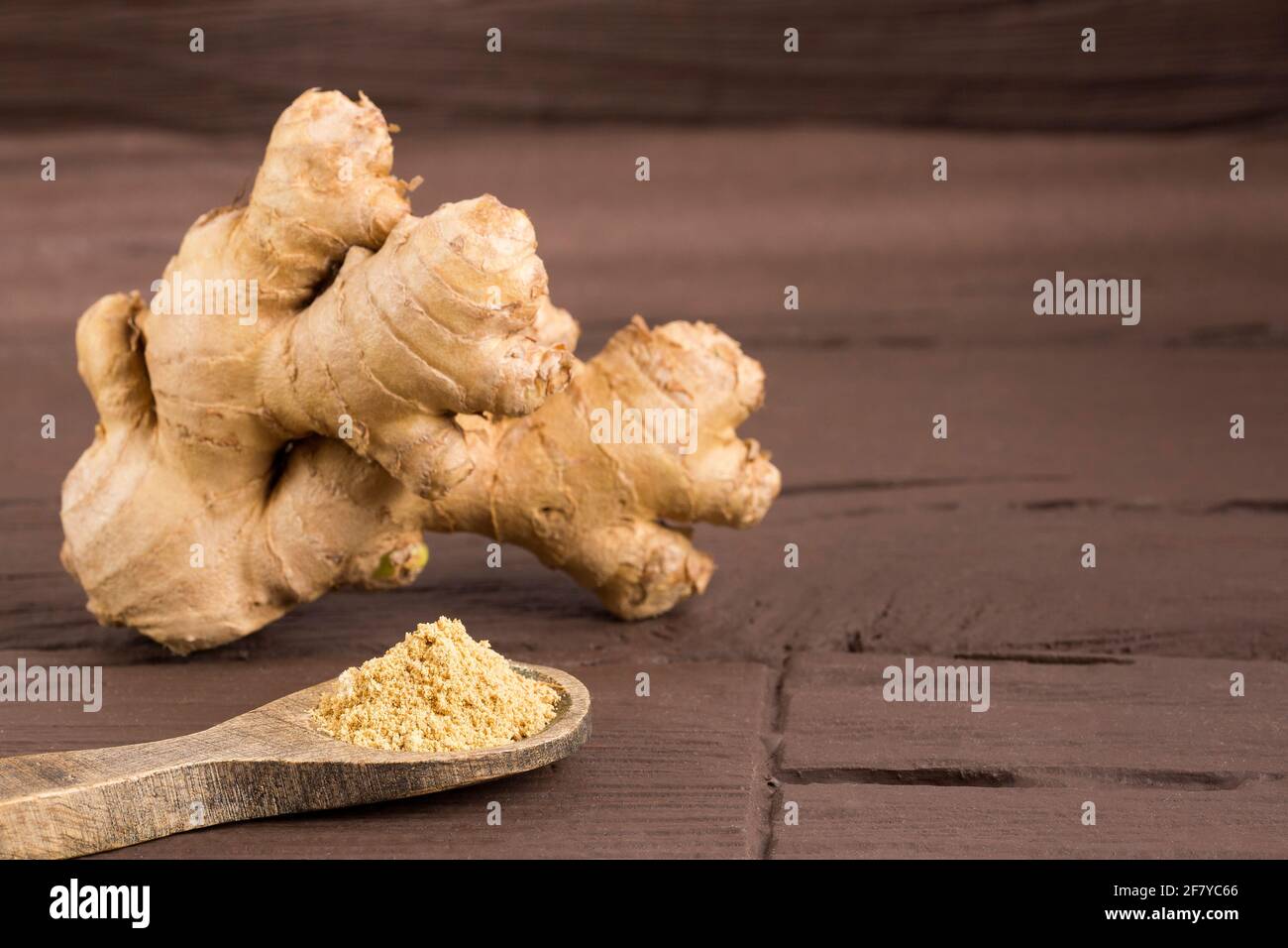 Ginger root and ginger powder - Zingiber officinale Stock Photo - Alamy