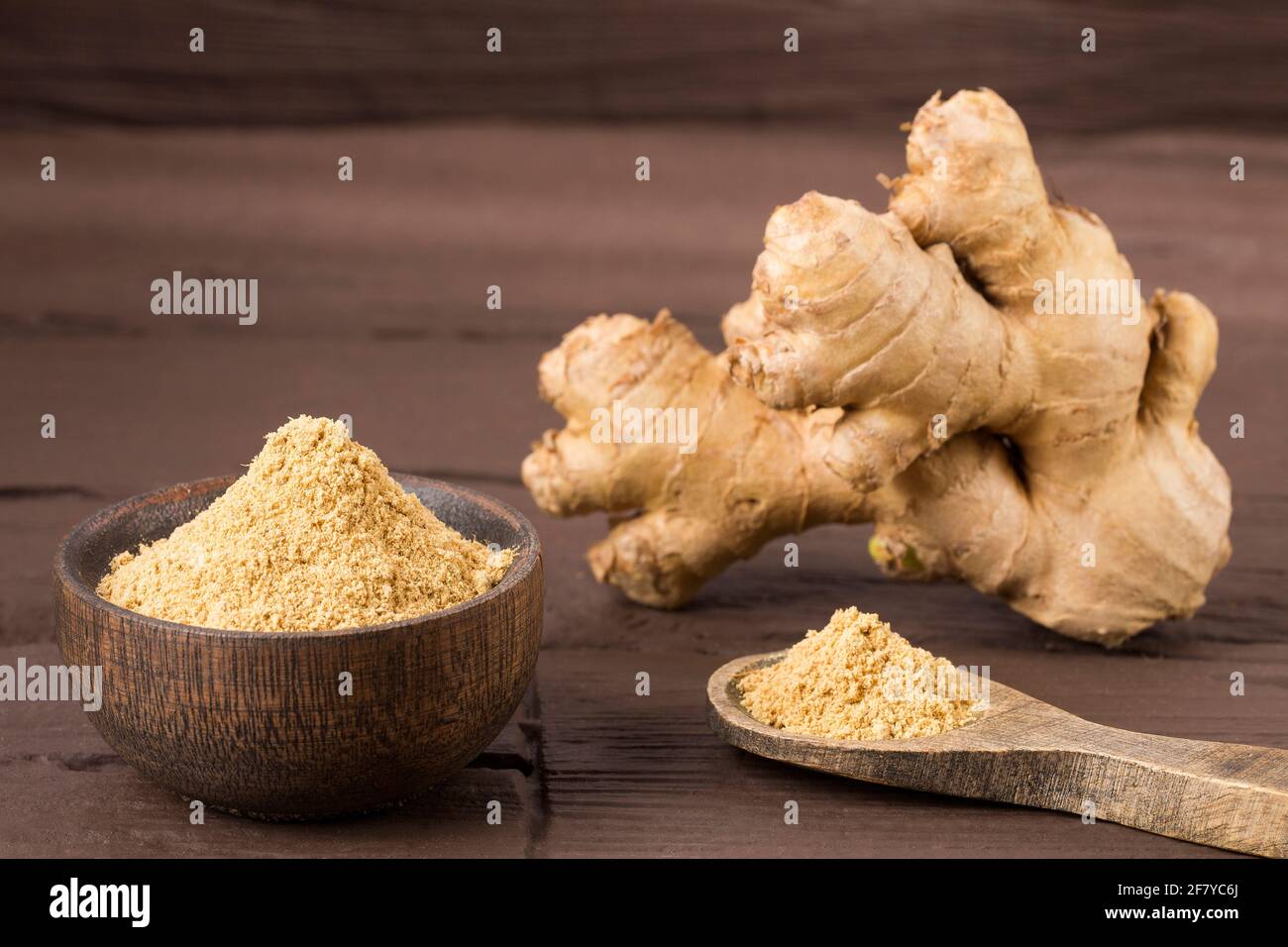 Ginger root and ginger powder - Zingiber officinale Stock Photo - Alamy