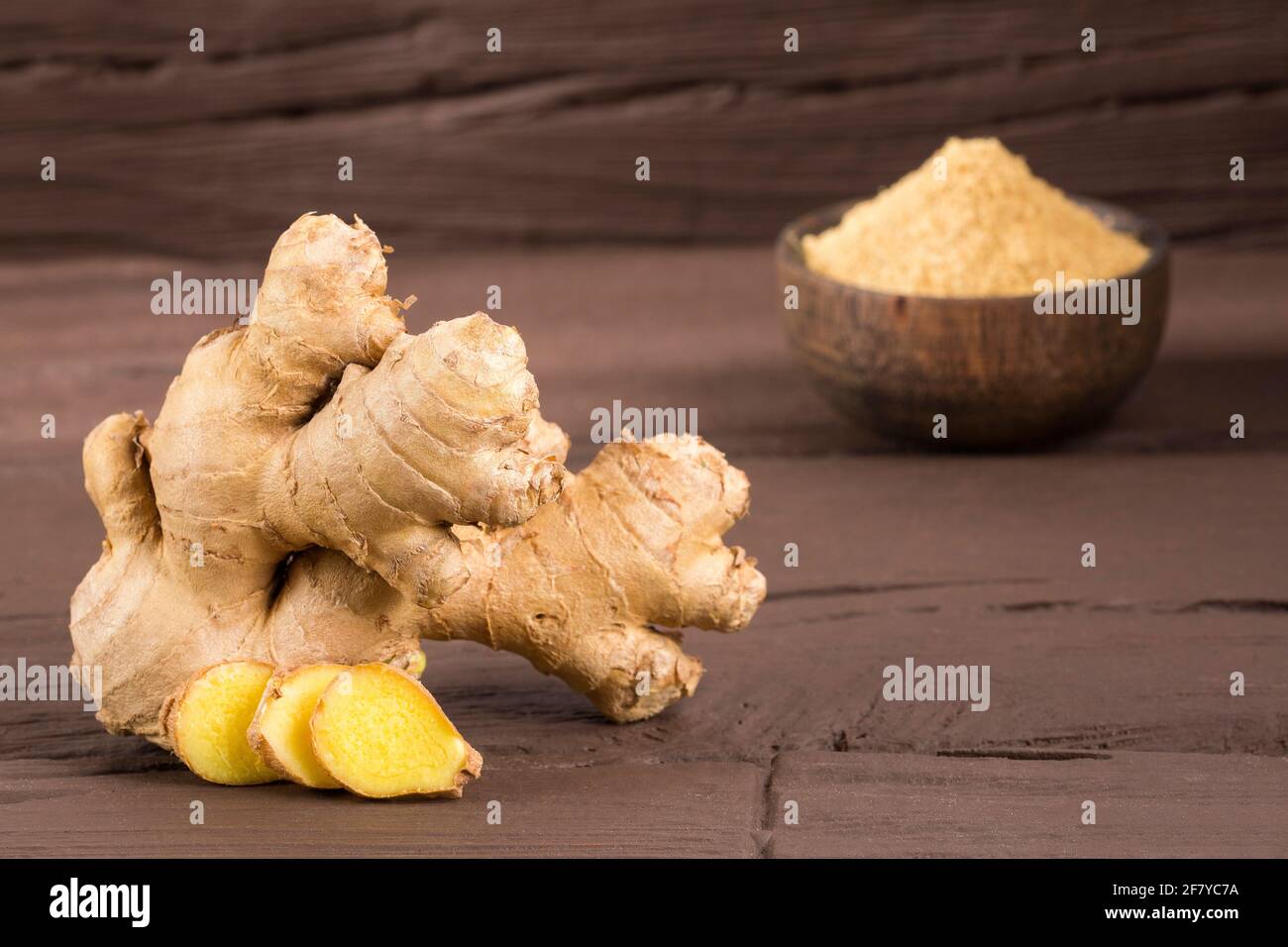 Ginger root and ginger powder - Zingiber officinale Stock Photo - Alamy