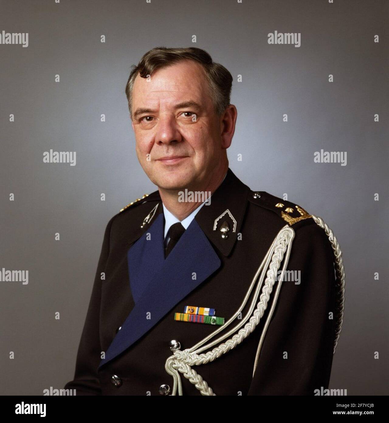 Portrait photo of General Major der Koninklijke Marechaussee L.W ...