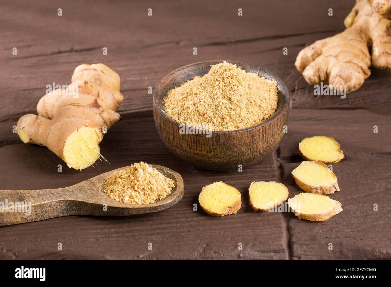 Ginger root and ginger powder - Zingiber officinale Stock Photo - Alamy