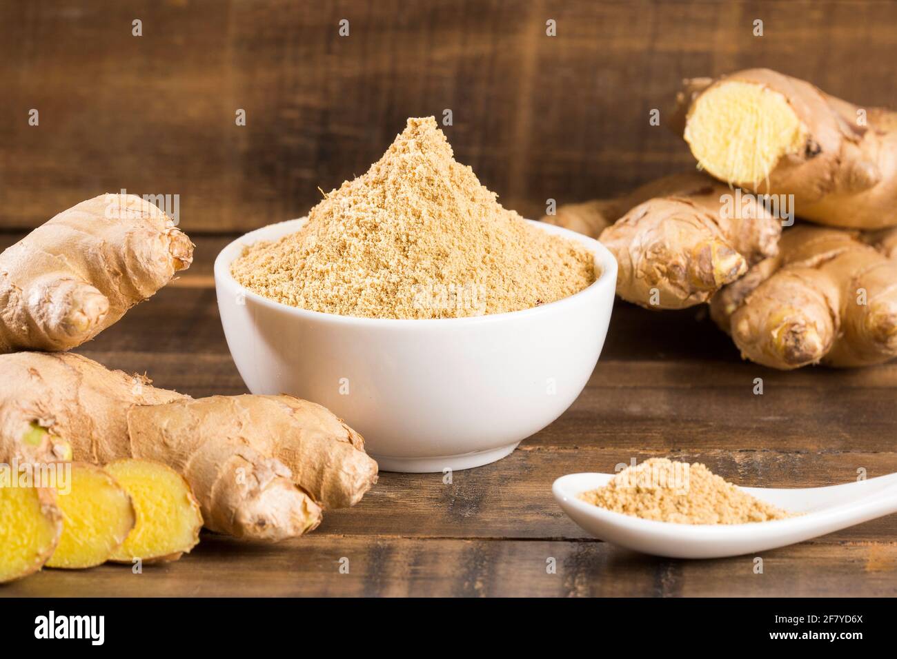 Ginger root and ginger powder - Zingiber officinale Stock Photo - Alamy