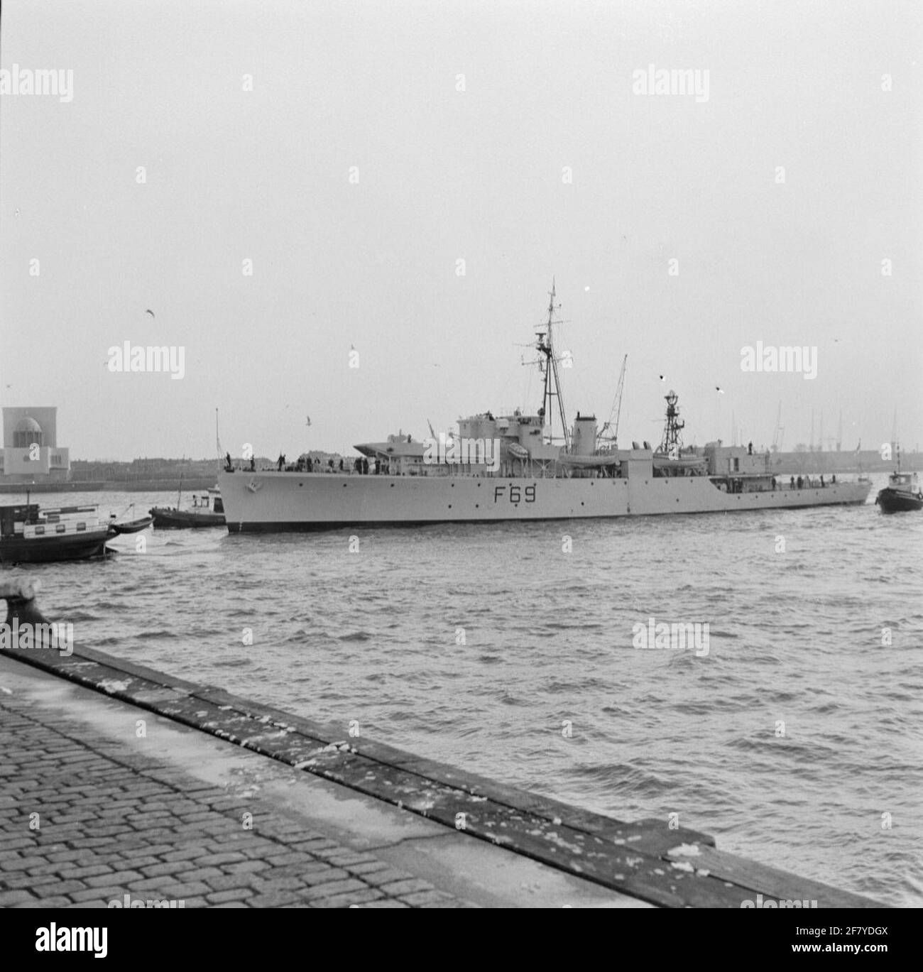 The British frigate HMS Redpole (F 69, 1943-1960) arrives in the port ...