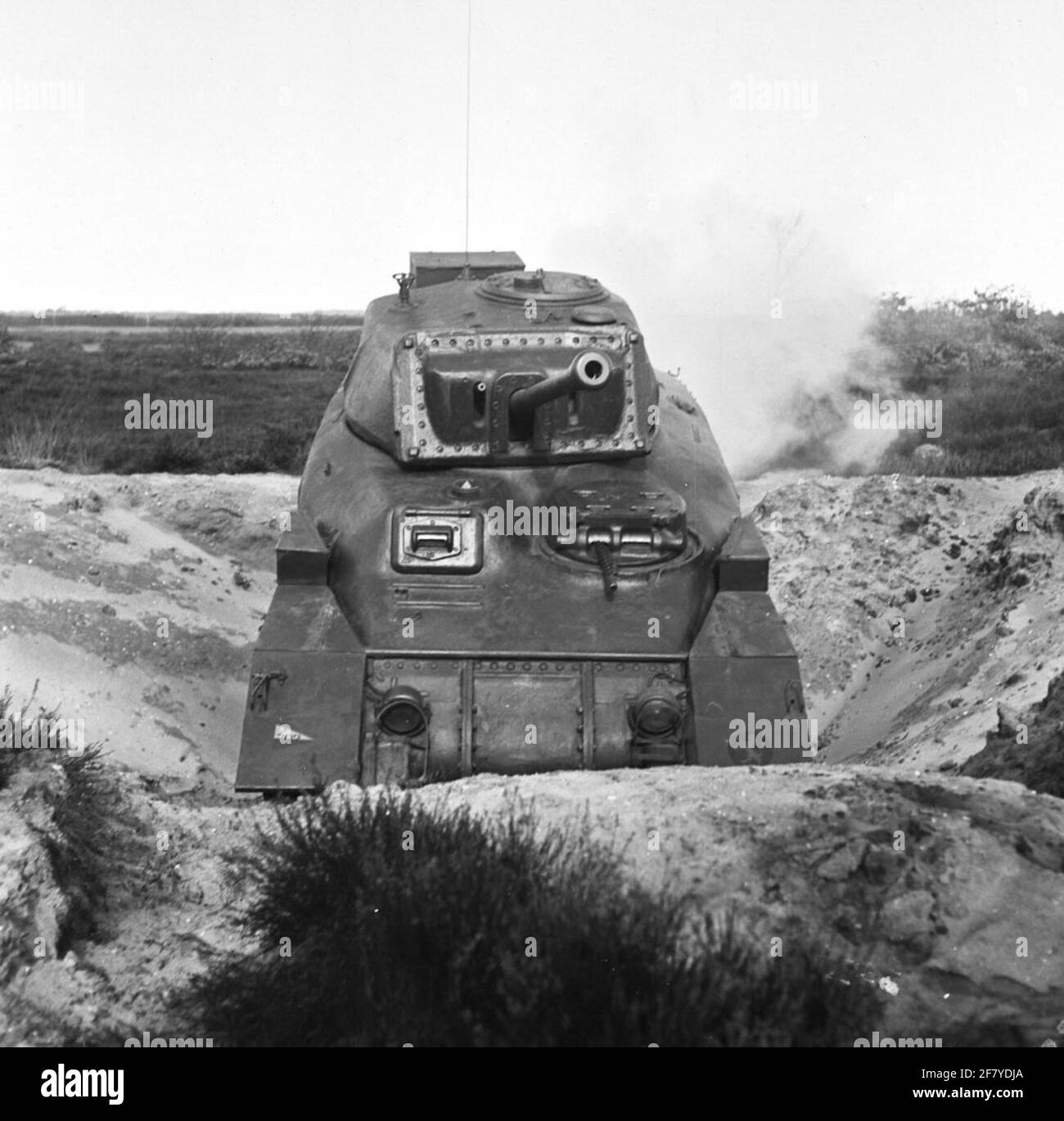 A medium-weight fighter tank of the RAM II type involves a hull-dined ...