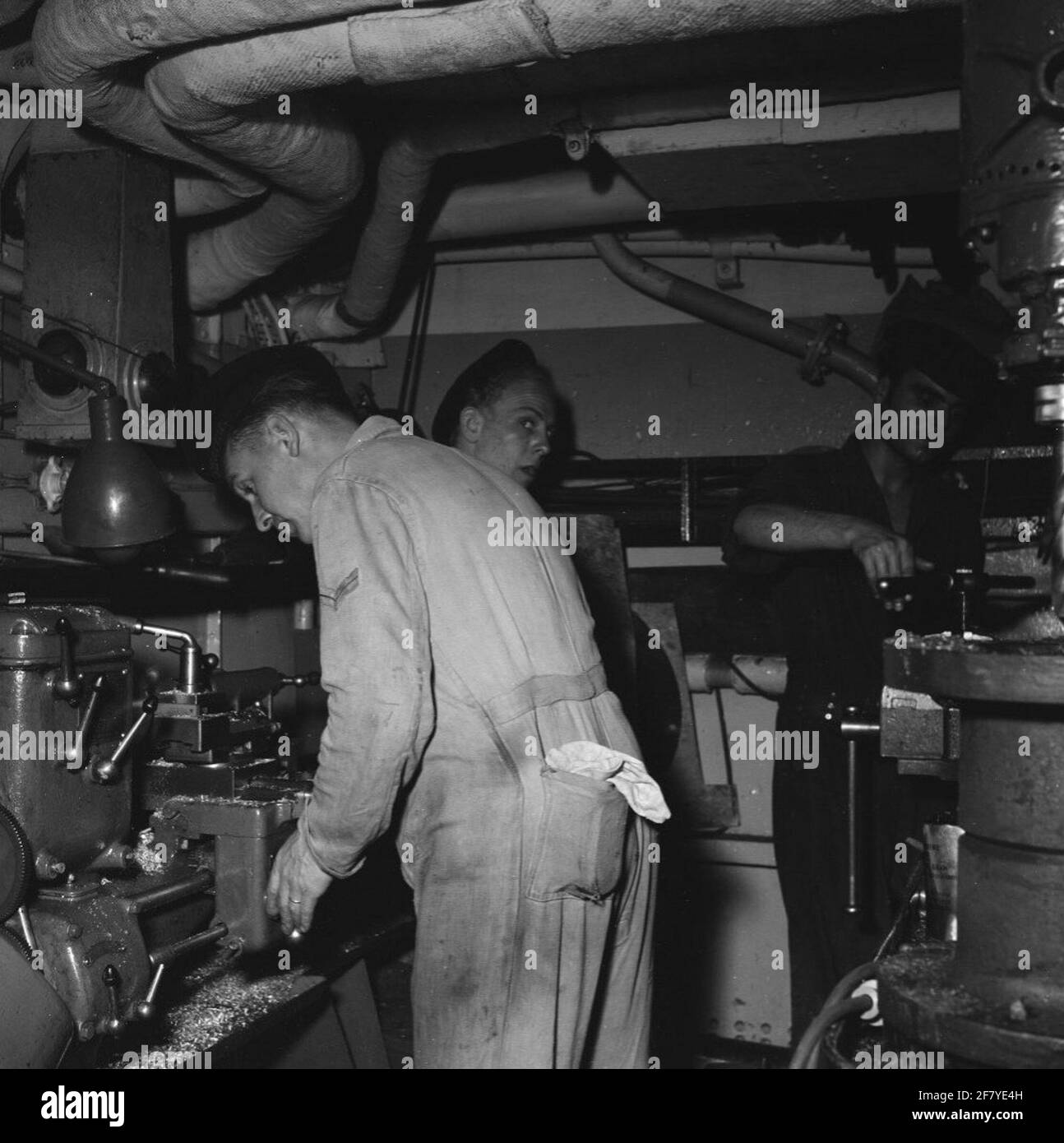 A torpedo boat hunter driver hr.ms. Evertsen (D 802) in his workplace ...