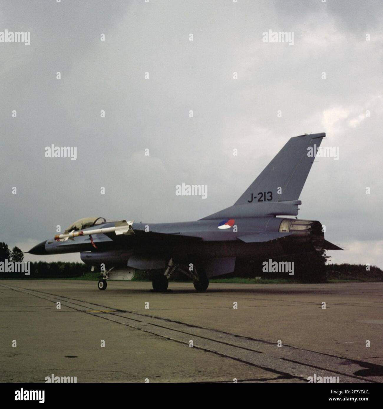 A General Dynamics F-16A with Aim-Sidewinder armament Stock Photo - Alamy