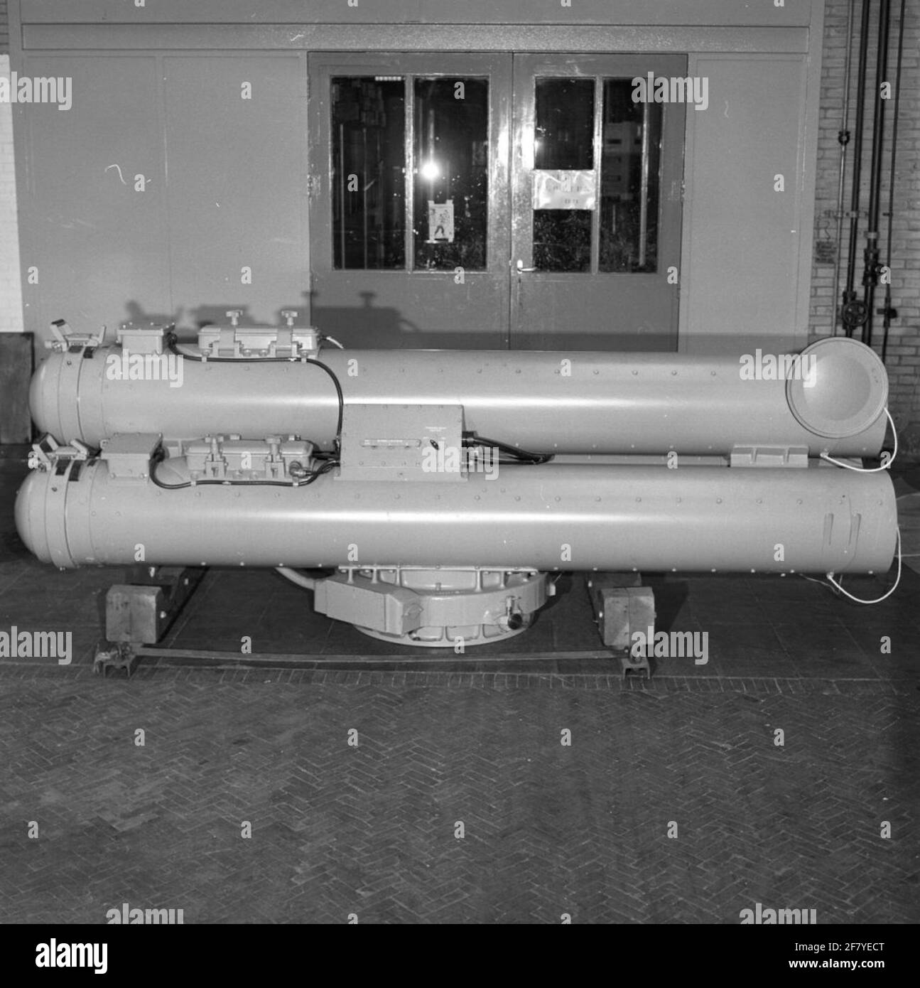 Army shops, torpedo launcher MK 32 MOD 5, 1977 Stock Photo - Alamy