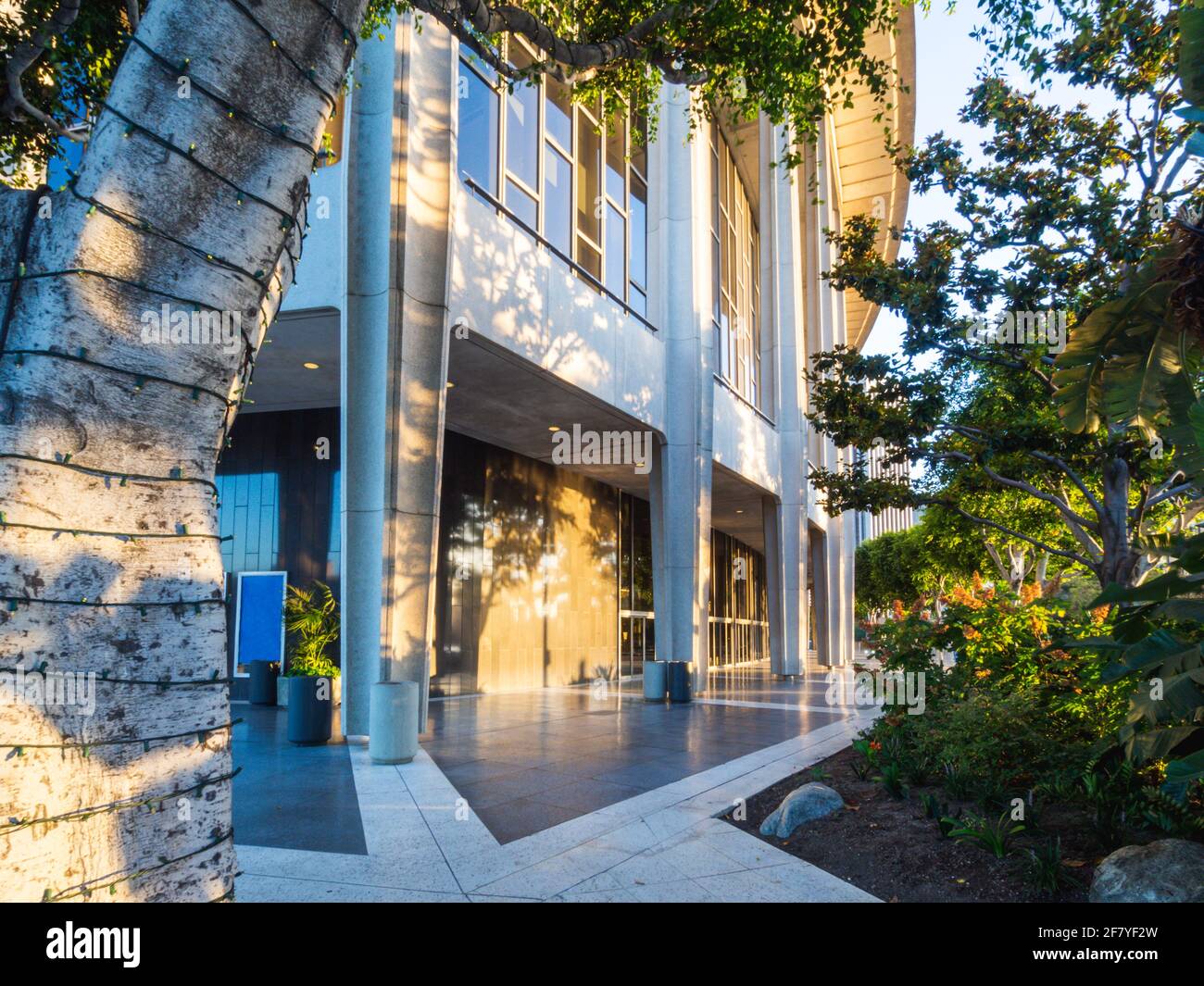 Modern building exterior lobby hall hi-res stock photography and images ...