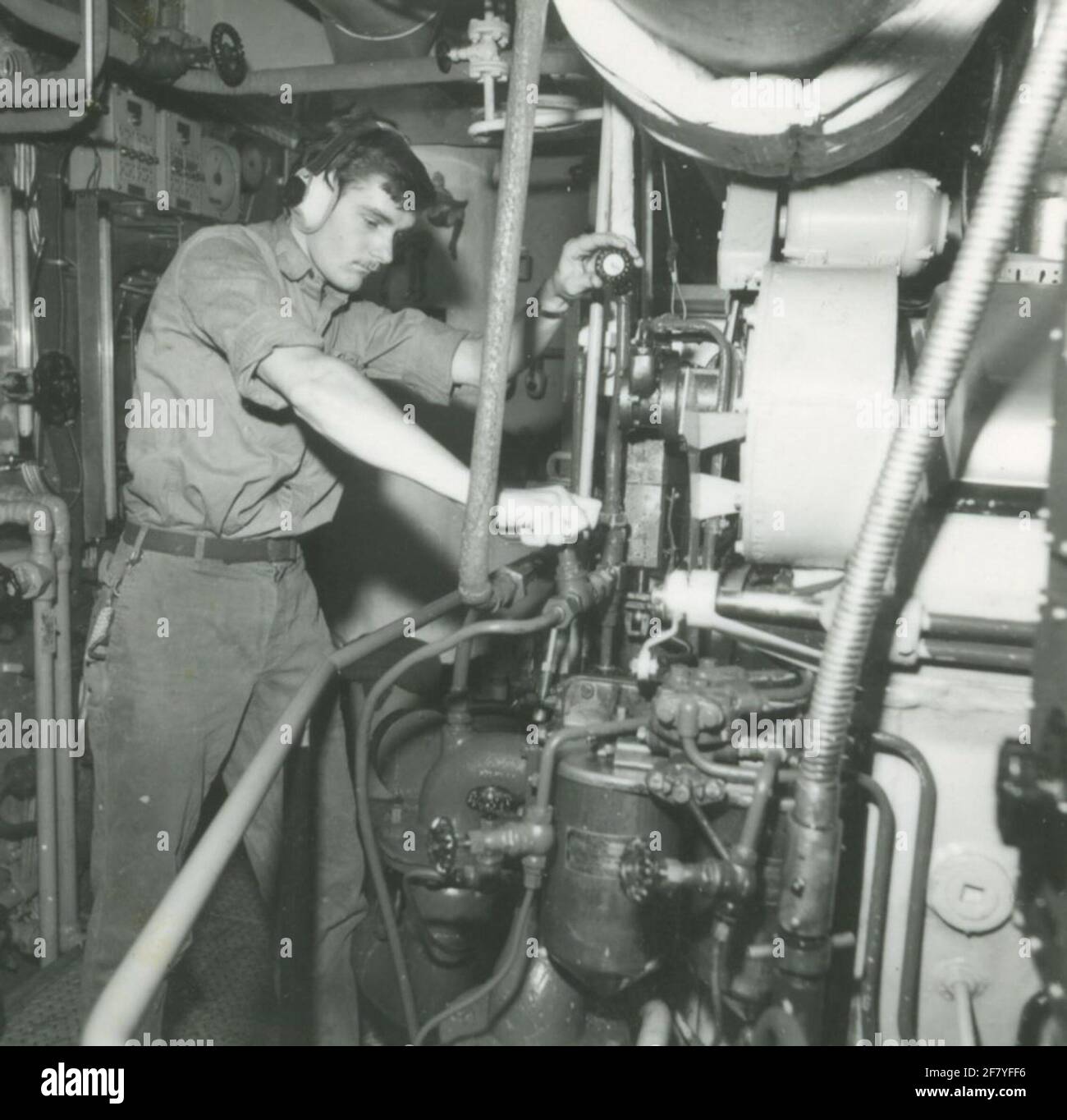 Work by technical service on board Wolf-Class Frigate Hr.Ms. Jaguar ...