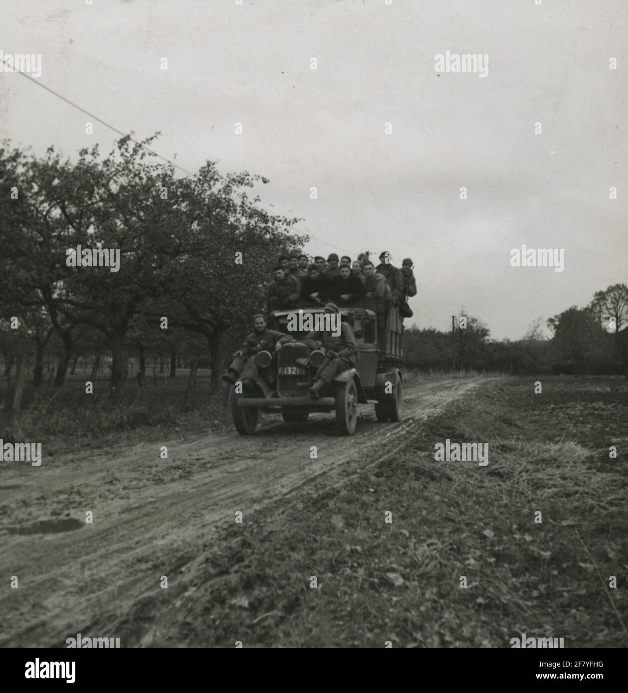 Civilian support second world war hi-res stock photography and images ...