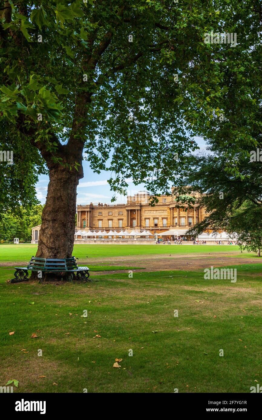 A view of the rear terrace of Buckingham Palace from the gardens ...