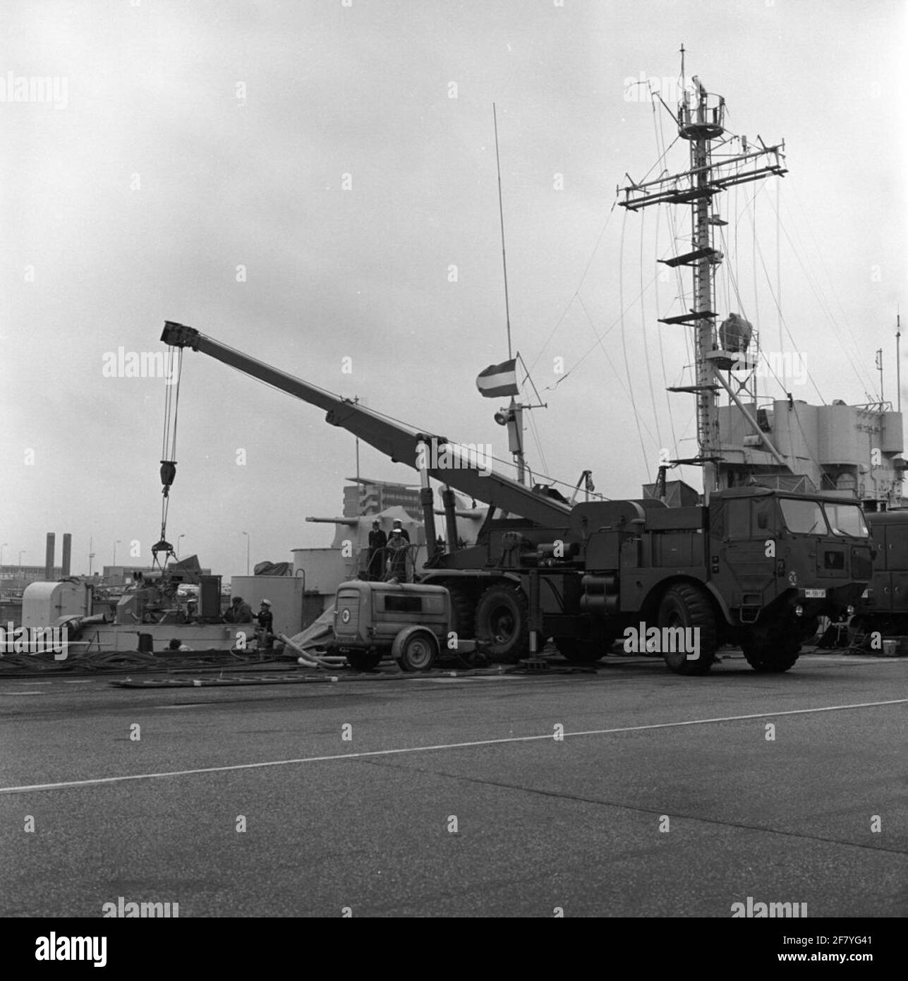 Lifting work on board Hr.Ms. Ermine, Oct. 1974 With a German crane from ...