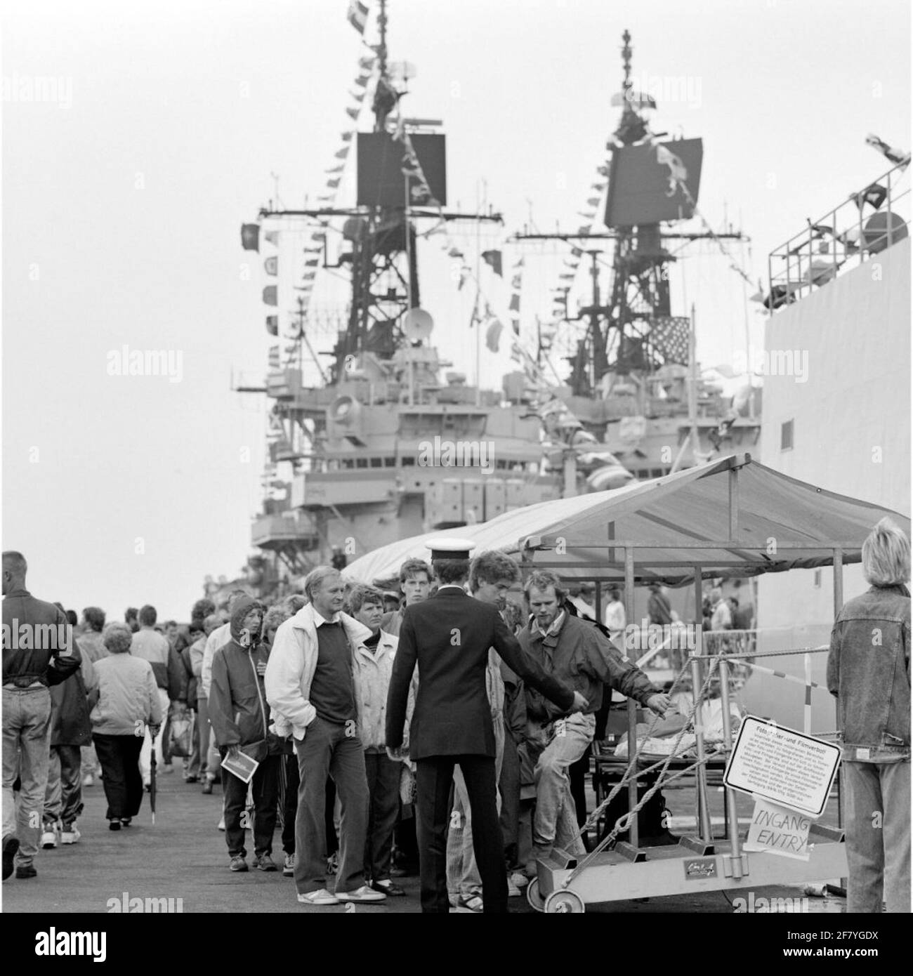 Uss mahan Black and White Stock Photos & Images - Alamy