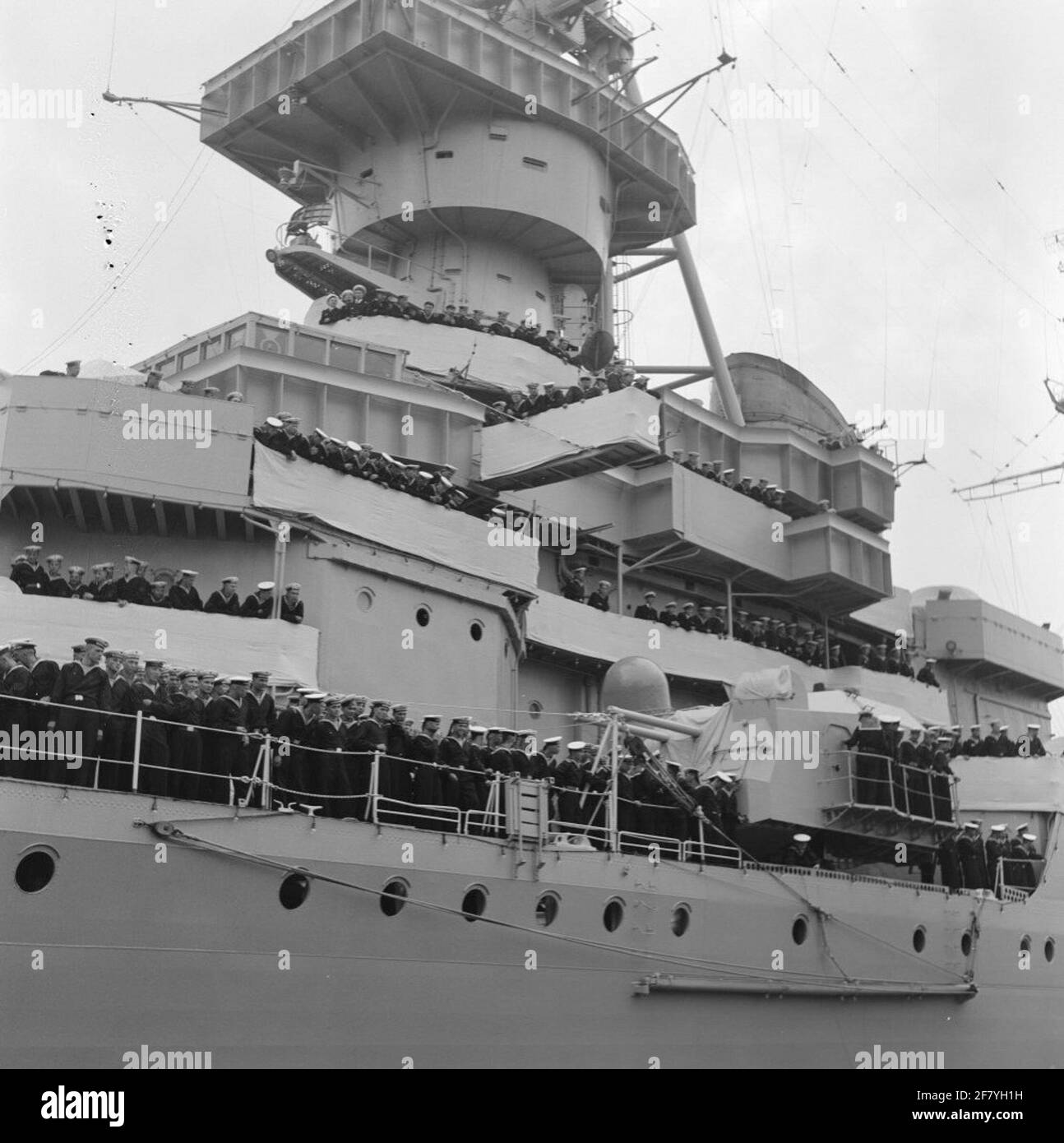 A Russian narrow part, including the Cruiser Sverdlov (photo), visits ...