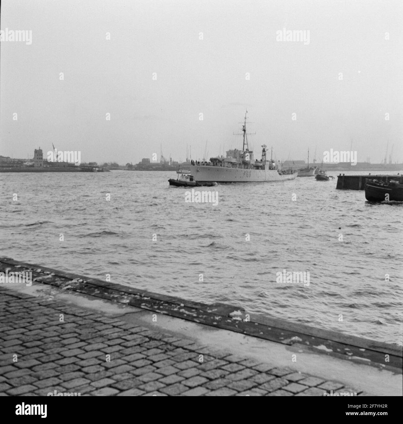 The British frigate HMS Redpole (F 69, 1943-1960) arrives in the port ...
