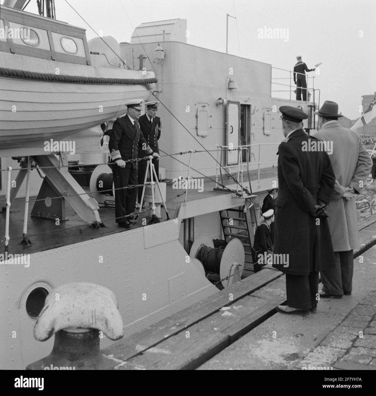 The British frigate HMS Redpole (F 69, 1943-1960) arrives in the port ...