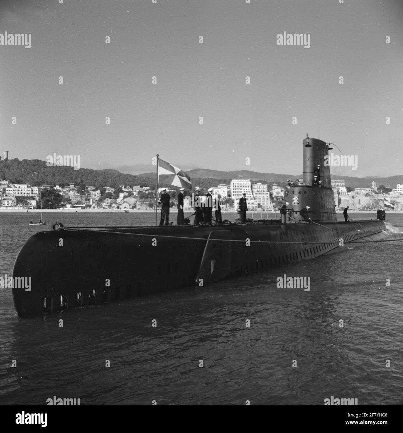 The submarine Hr.Ms. Walrus (S 802), part of Practice Mountment 5, runs ...