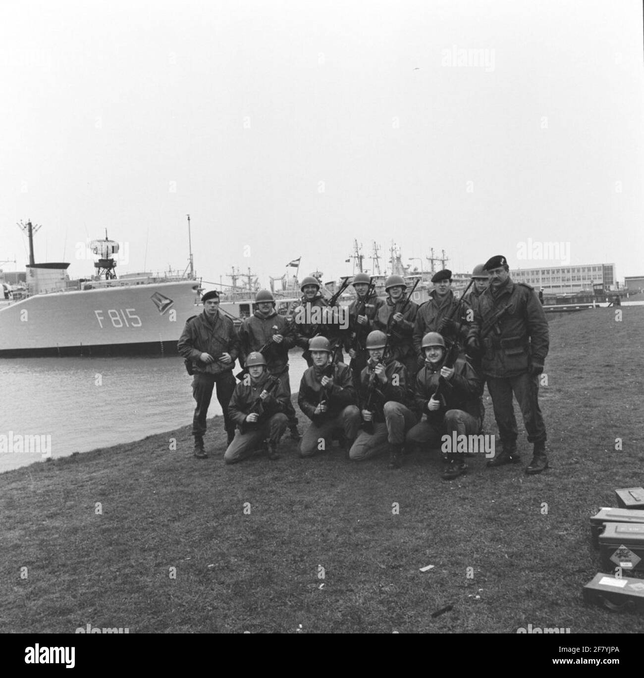 Hr.Ms landing detachment. Evertsen with landing vessel. 10-04-1984 ...