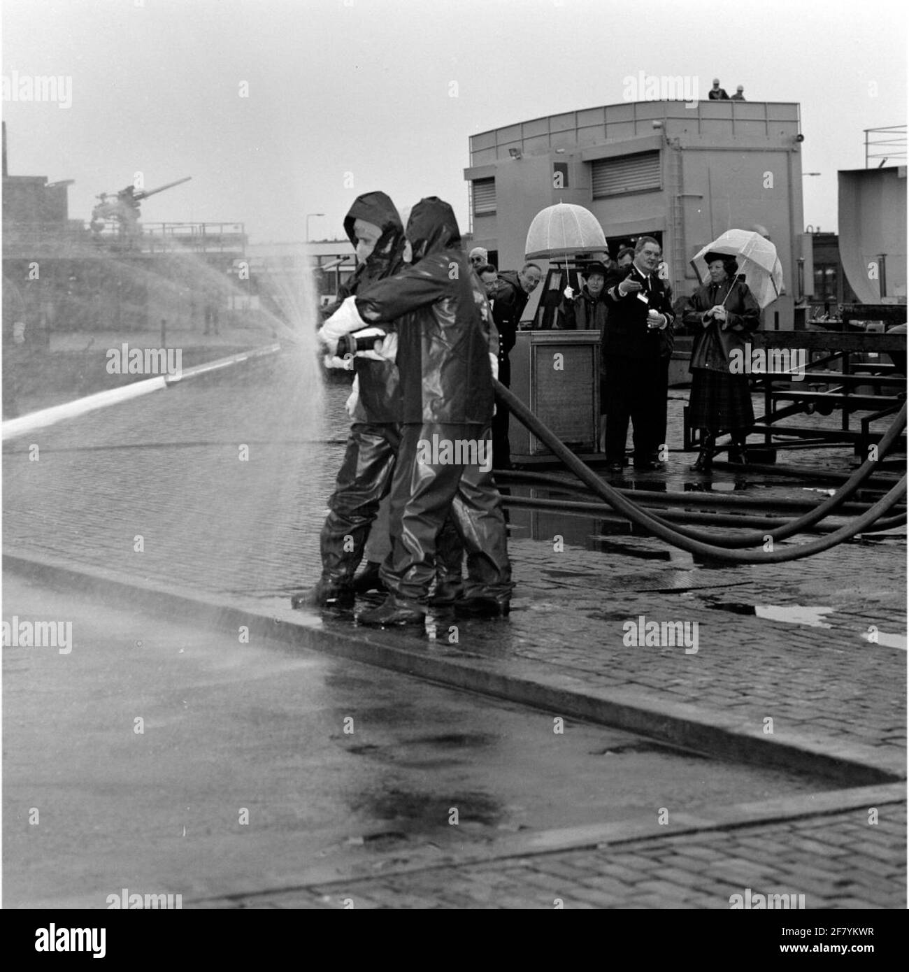 Visit HM Queen Beatrix (right-wing umbrella) at the NBCD school ...