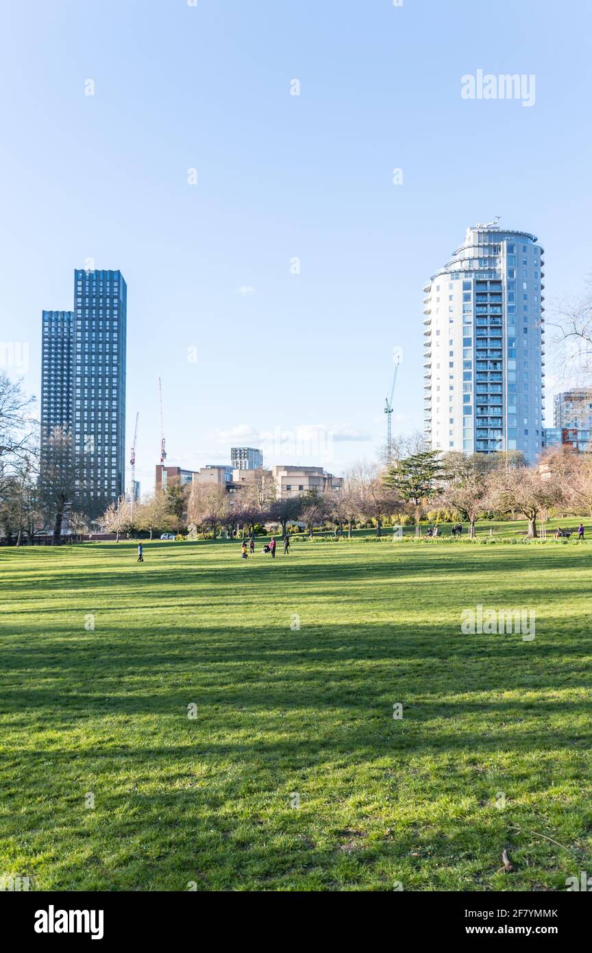 Green building high rise hi-res stock photography and images - Alamy