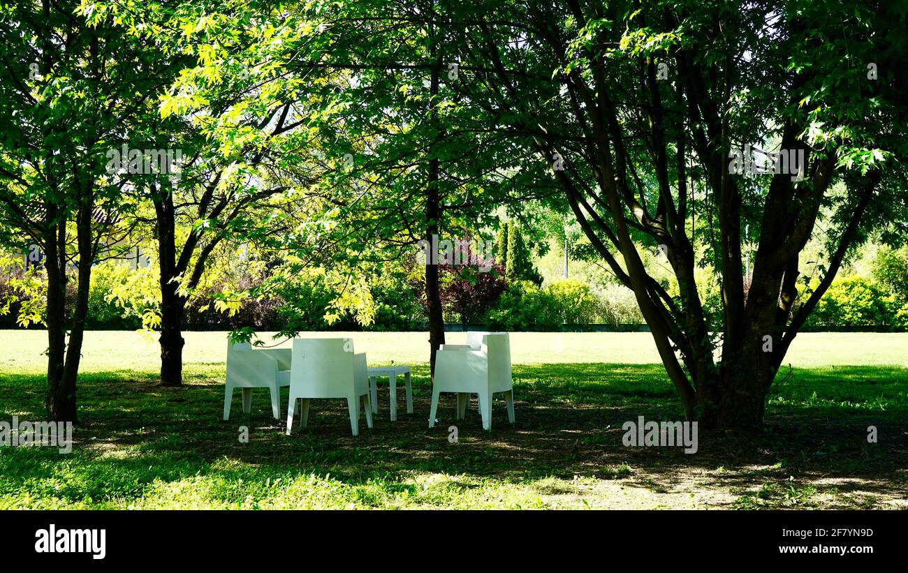 Chairs under a tree hi-res stock photography and images - Alamy