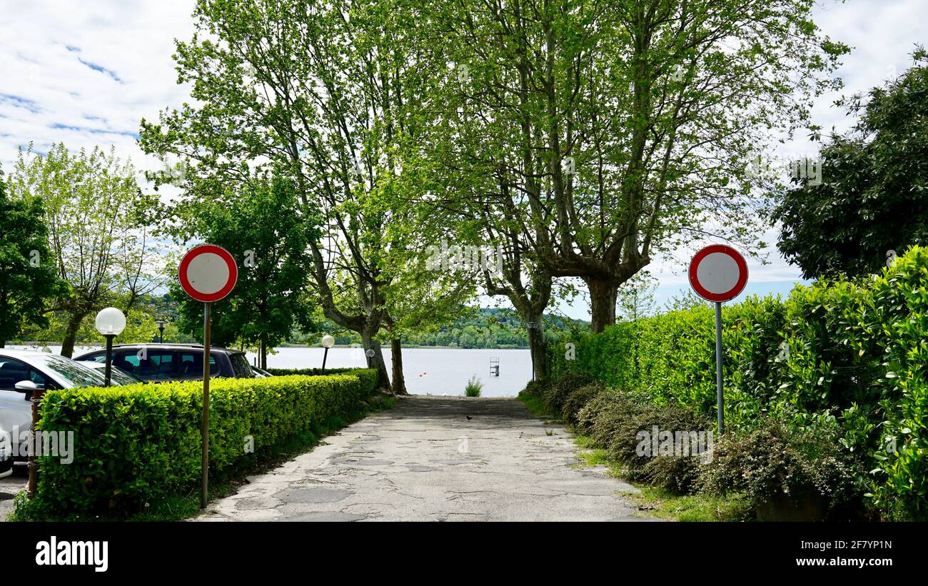 Lakeside road and tree lakeside road and tree hi-res stock photography ...