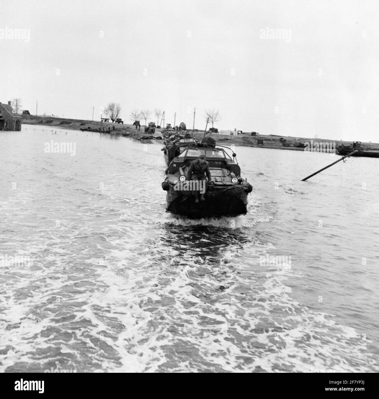 Water-shortage disaster 1953. Dutch military care providers are in Dukw ...