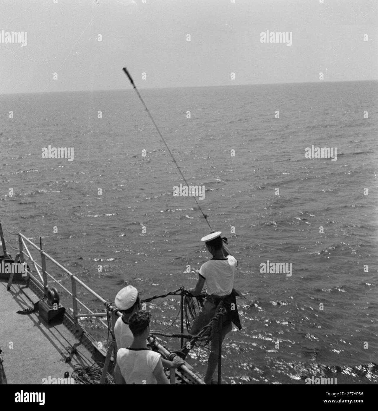 Determine water depth ('lead') m.b.v. a manual or plumb loll from ...