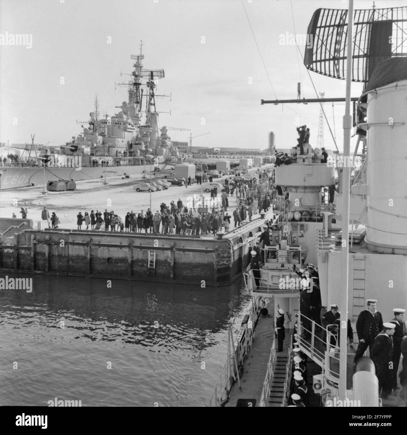 Uss zellars hi-res stock photography and images - Alamy