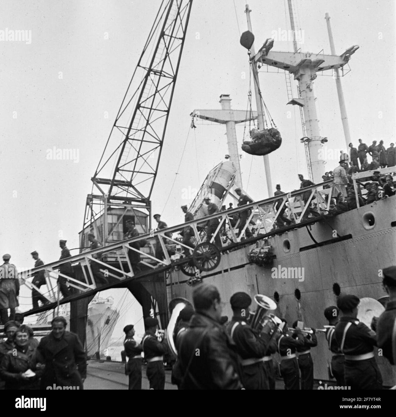 Disembarkation of soldiers from the "Groote Beer" troop ship in ...
