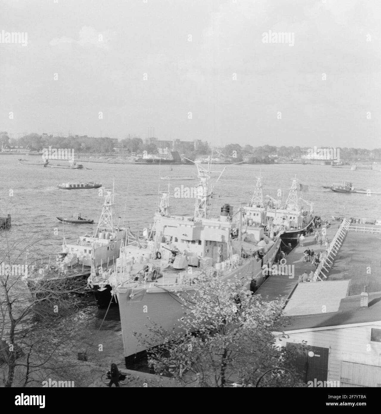 British shallow water sweeps from the Ley Class (black hull) and the ...