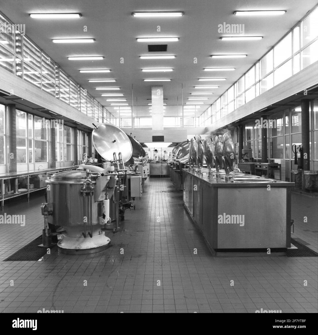 Army base kitchen hi-res stock photography and images - Alamy