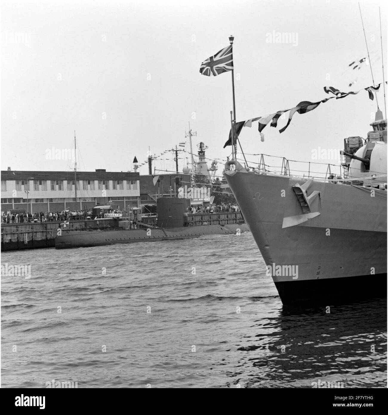 Fleet days 1989 in Den Helder with right the bow of the British type 21 ...