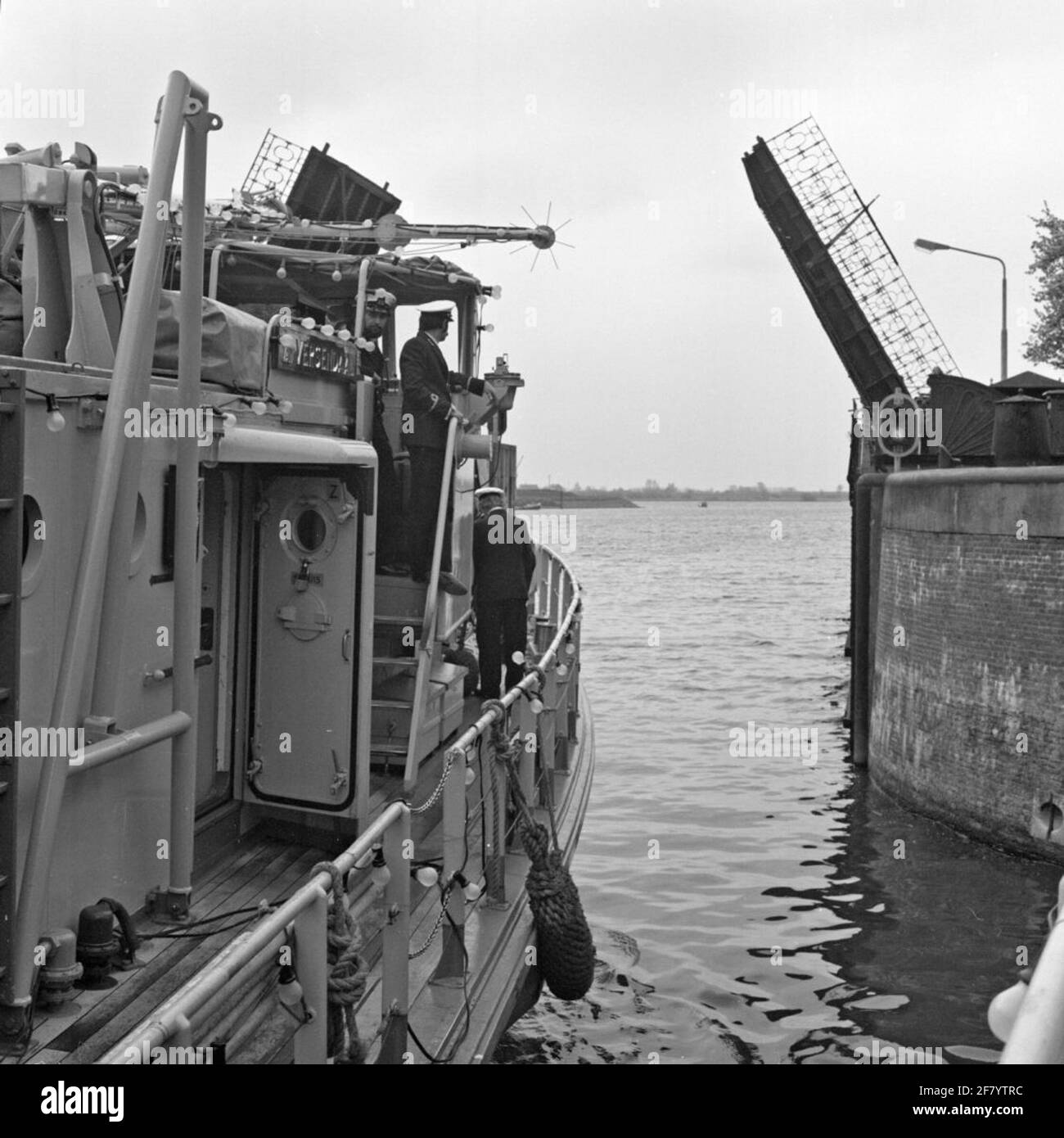 Hr.MS shallow water mine sweeps. Van Versendaal (1962-1981), Hr.Ms. Van ...