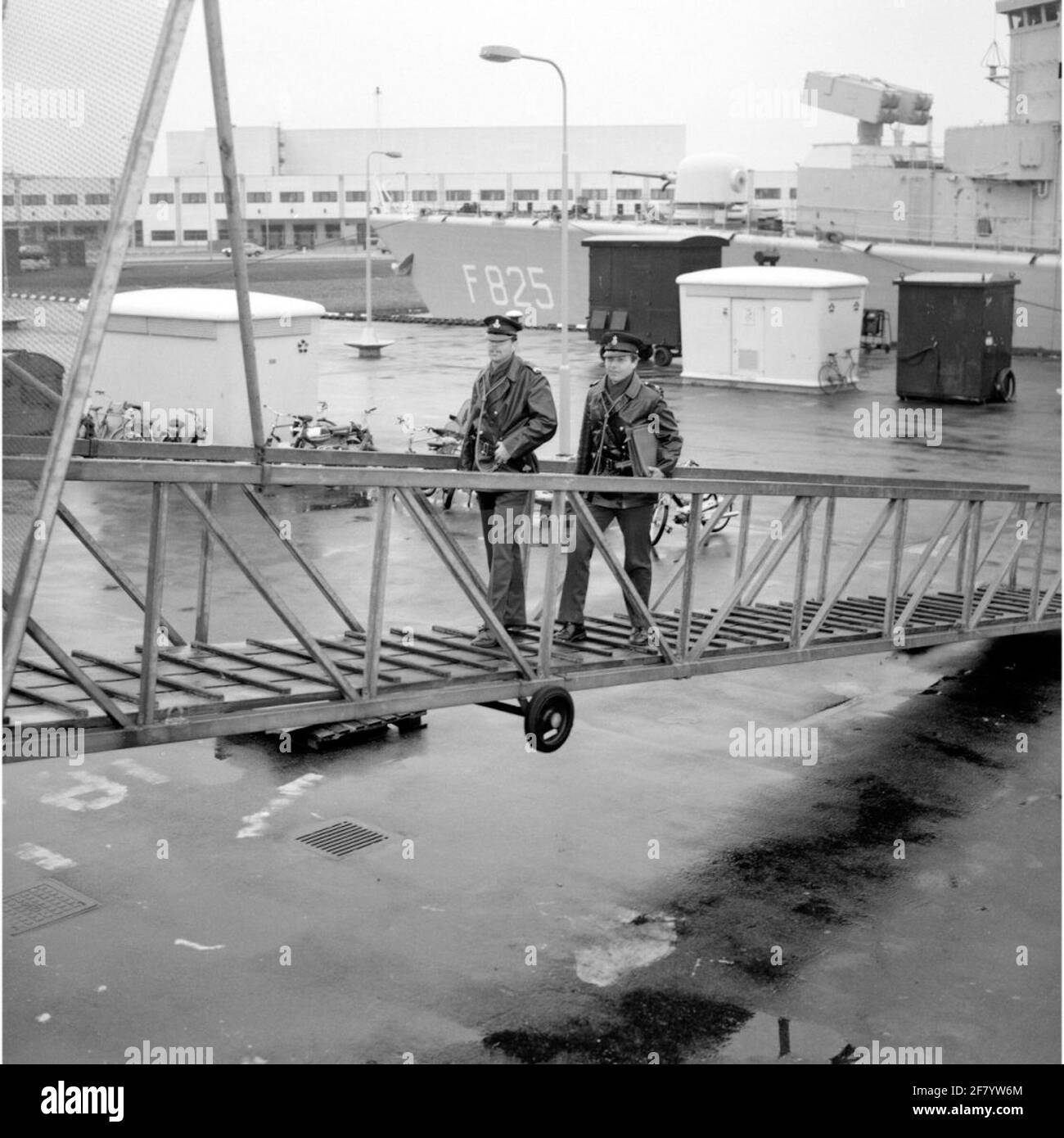 Marechaussees of the Marechaussee Brigade Den Helder at the last minute ...