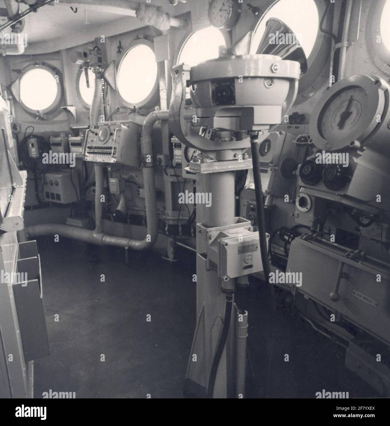 Ships compass hi-res stock photography and images - Alamy