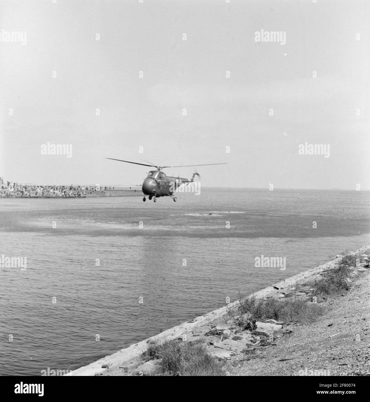Demonstration of a Sikorsky Ho4S-3 helicopter ('Delilah' with ...