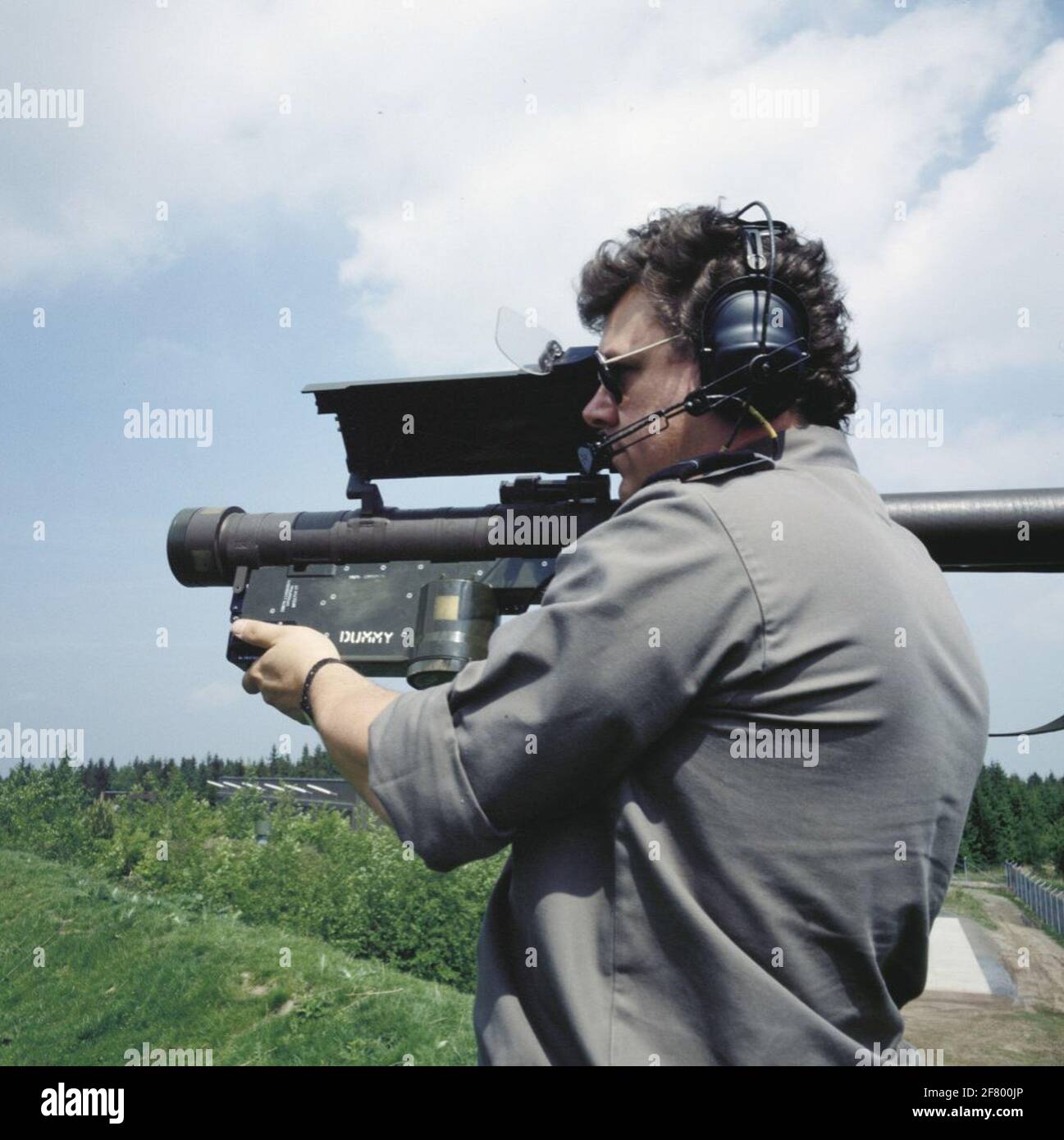 Air Force Soldier with the Stinger. The Stinger is an infrared (heat ...