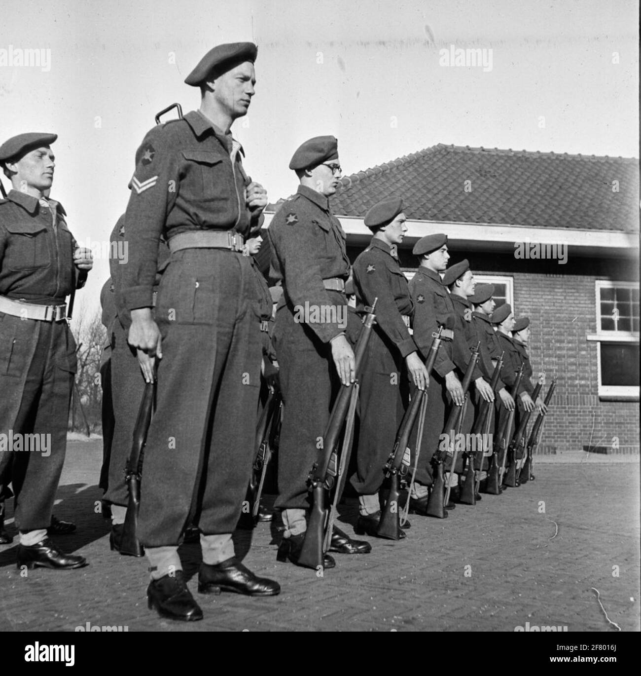 Peloton soldiers with the weapon at the foot in the posture: "At the ...
