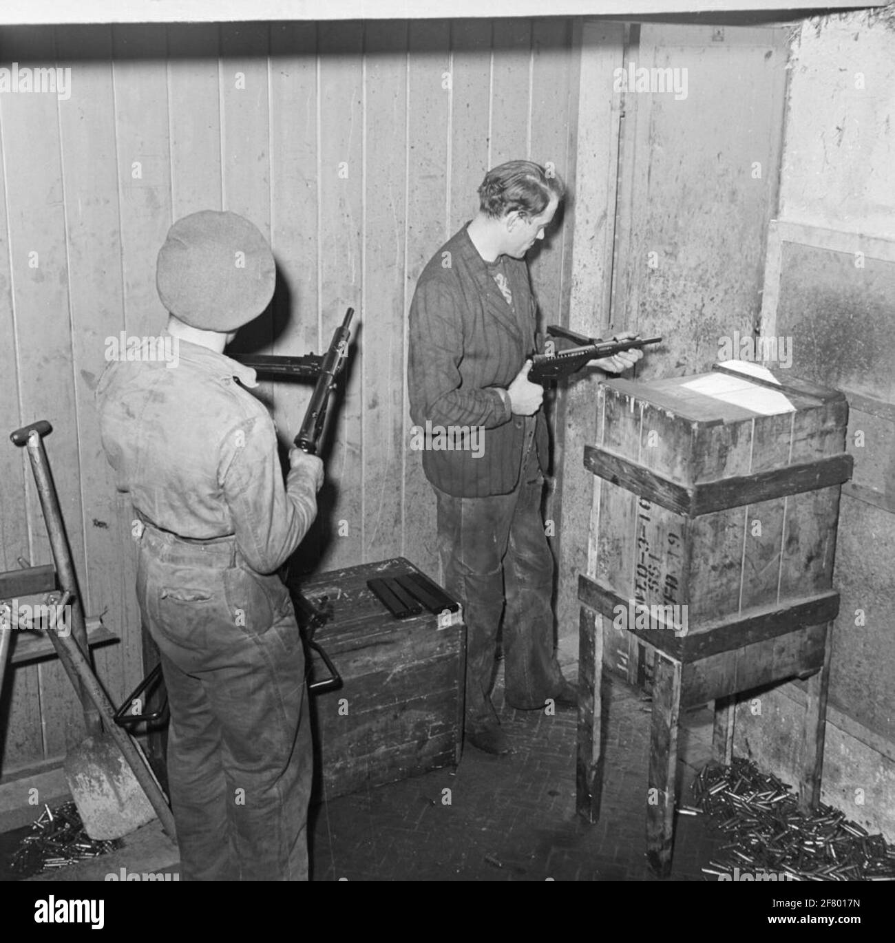 Test shooting with the Stengun with the safety instructions of 1948 or ...