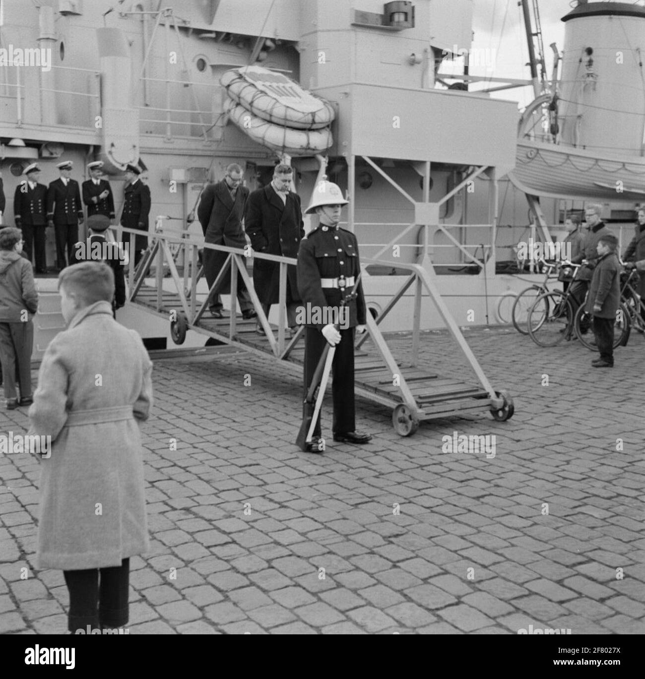 The British frigate HMS Redpole (F 69, 1943-1960) has arrived in the ...