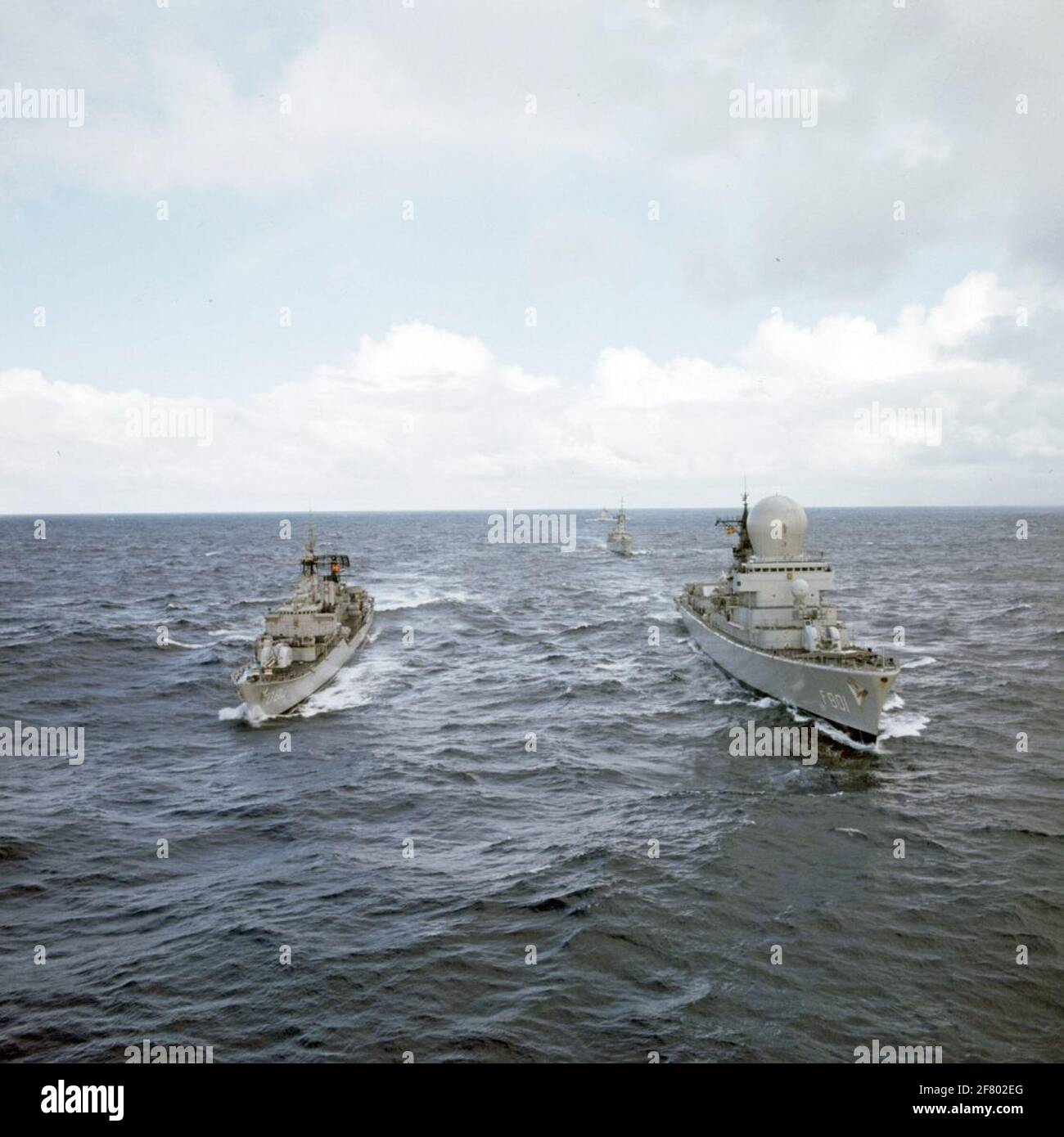 V.l.n.r. The submarine harr.ms. Groningen (1956-1981) and the GW-Fregat ...