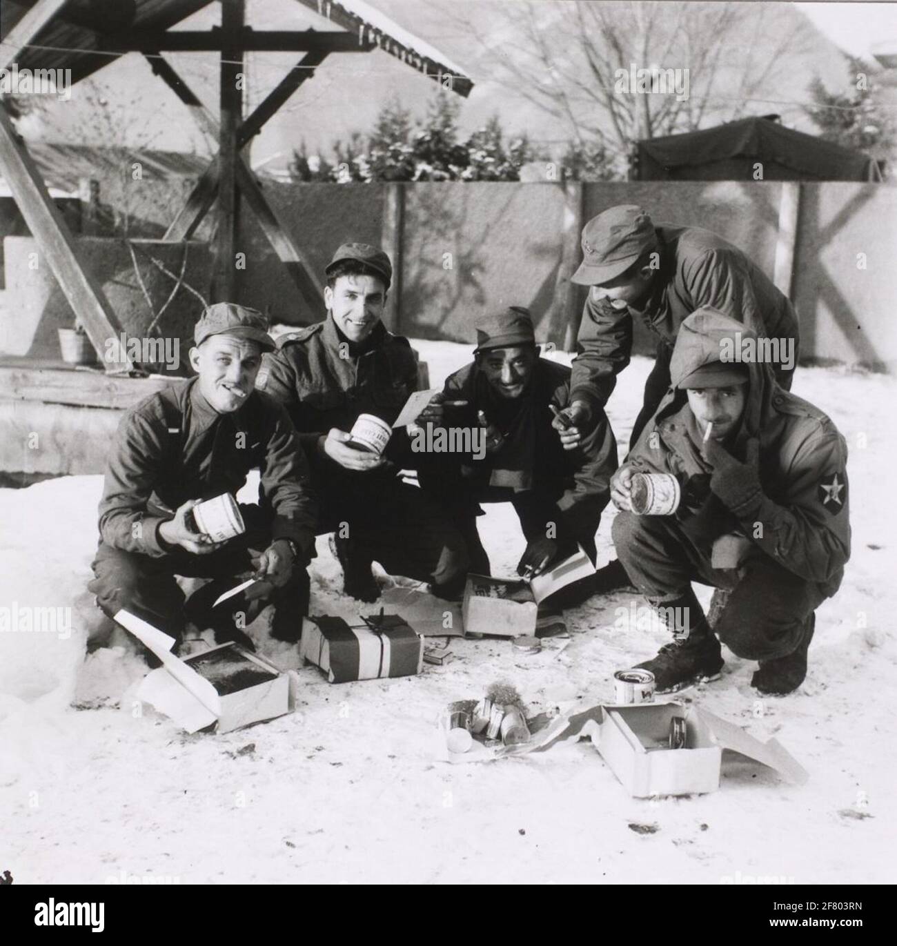 NDVN soldiers with Dutch people in Japan receive Christmas packages ...