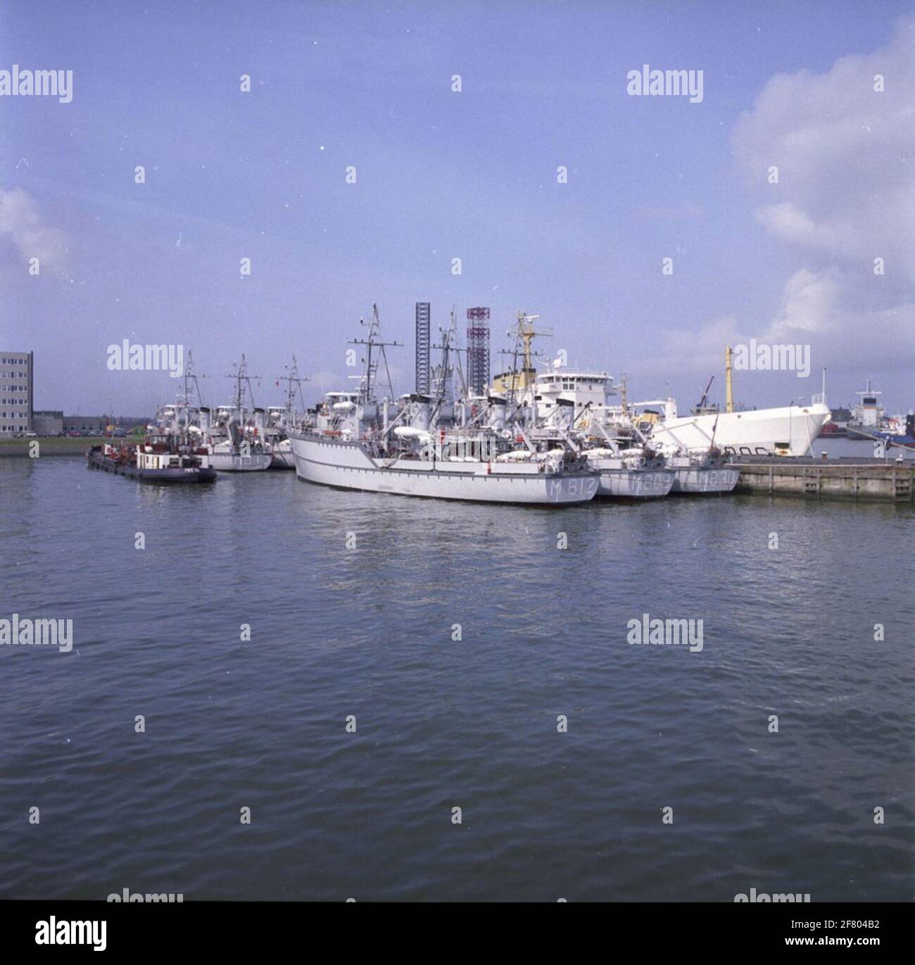 Moored mines hi-res stock photography and images - Alamy