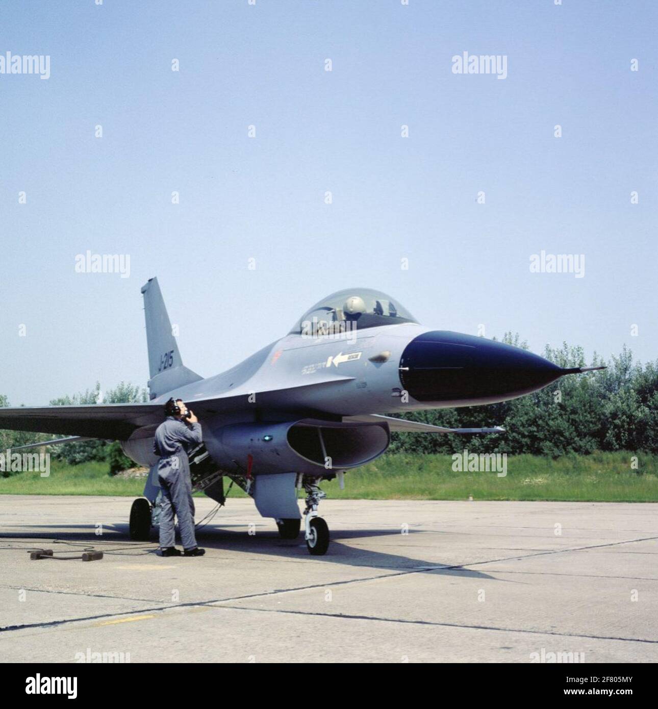 Photo reportage of a demonstration flight with a General Dynamics F-16A ...
