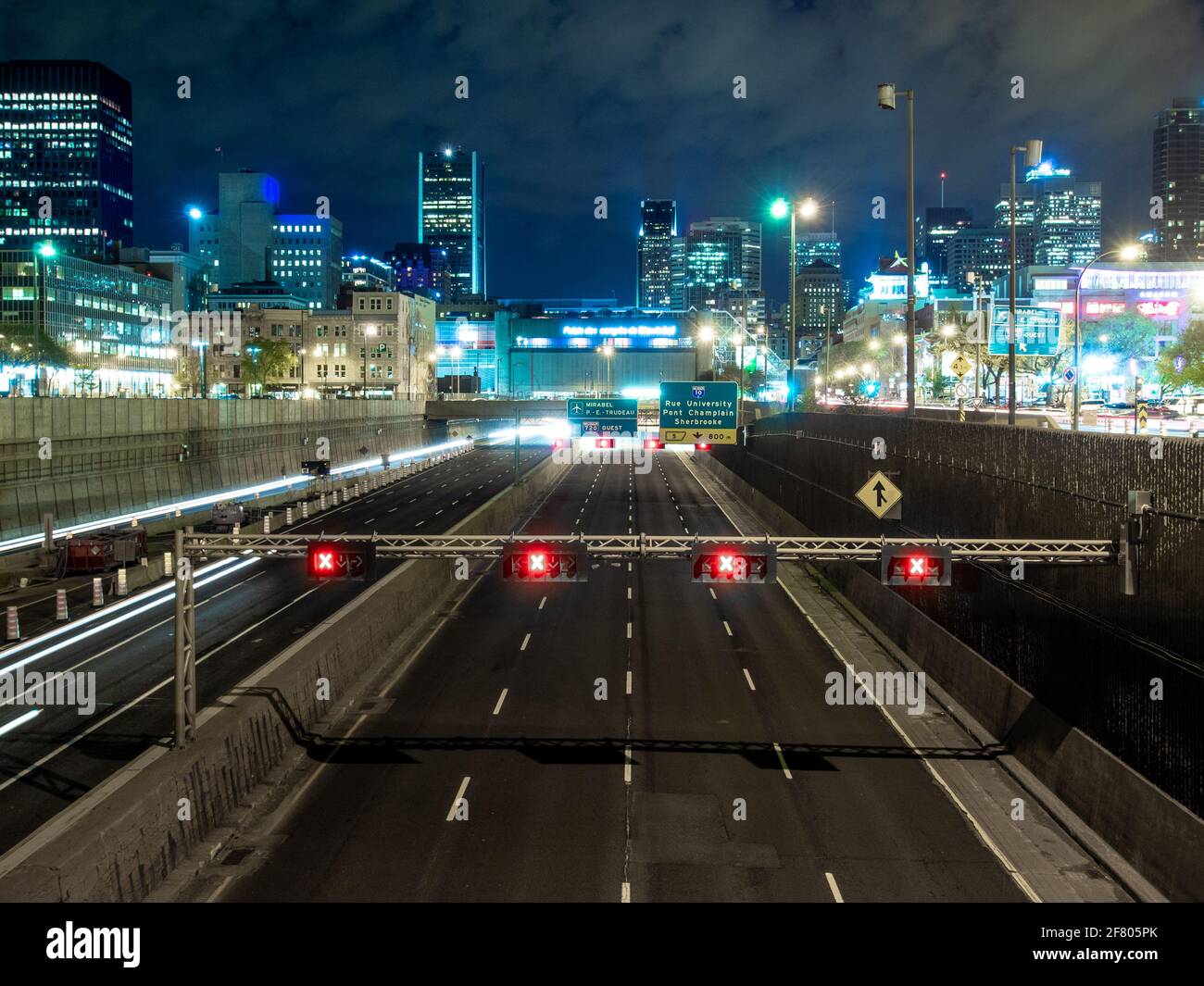 Empty city night car hi-res stock photography and images - Alamy